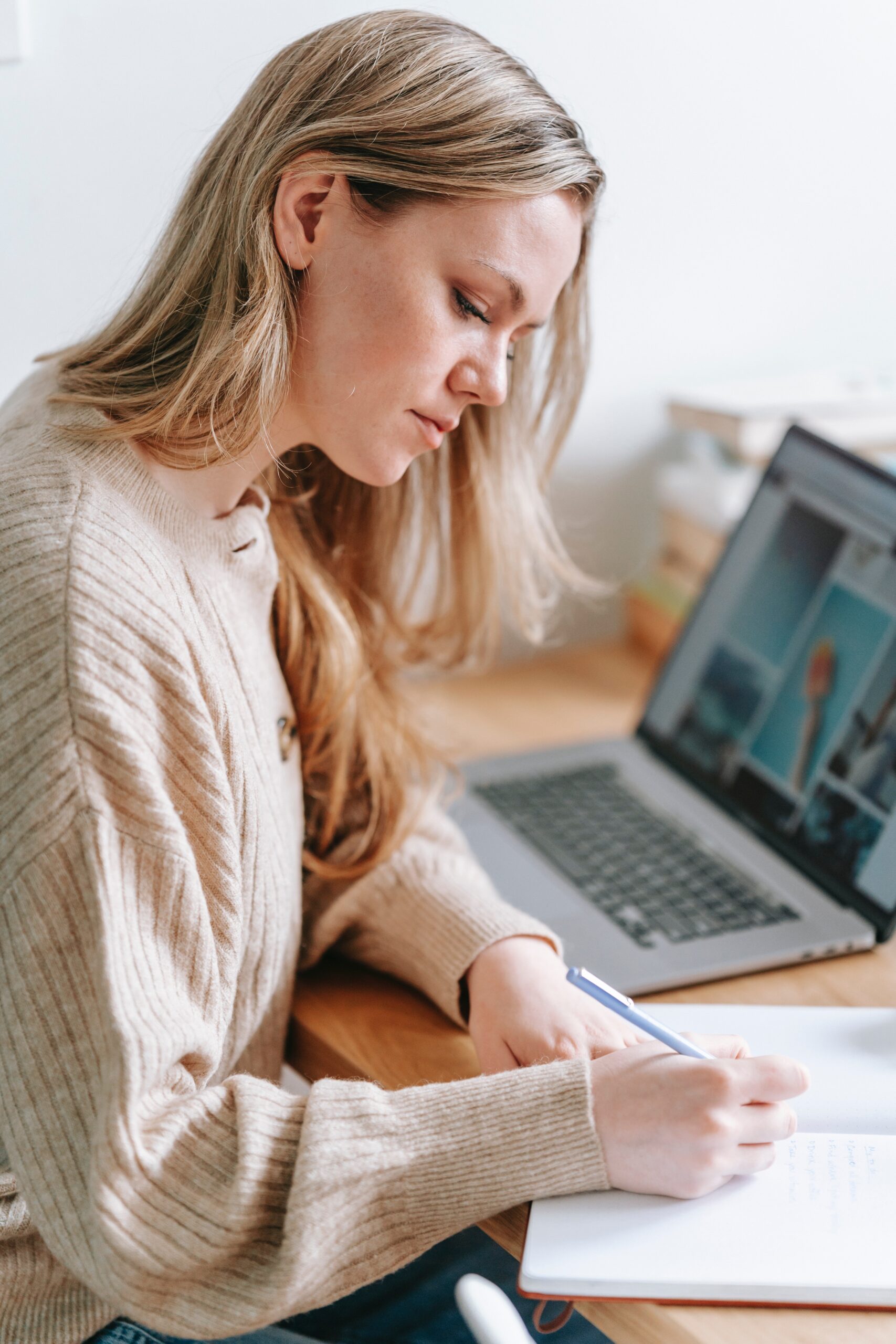 9 tips on how to make an easy everyday goal list - Bellflower Lifestyle